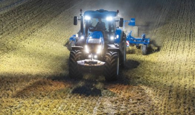 Трактор New Holland T7HD обладнали інноваційною системою освітлення ...