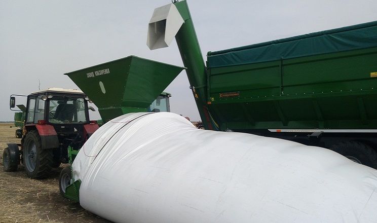 Поєднання техніки з полімерними рукавами допомагає зберігати корми - AgroTimes