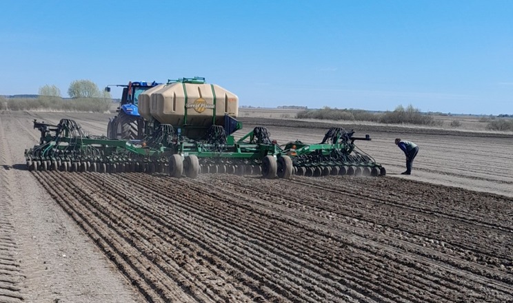 HarvEast розпочав сівбу льону на Київщині - AgroTimes