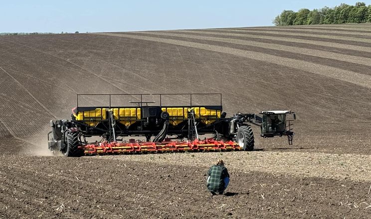 Крупний агрохолдинг посіяв соняшник і кукурудзу системним трактором Nexat - AgroTimes